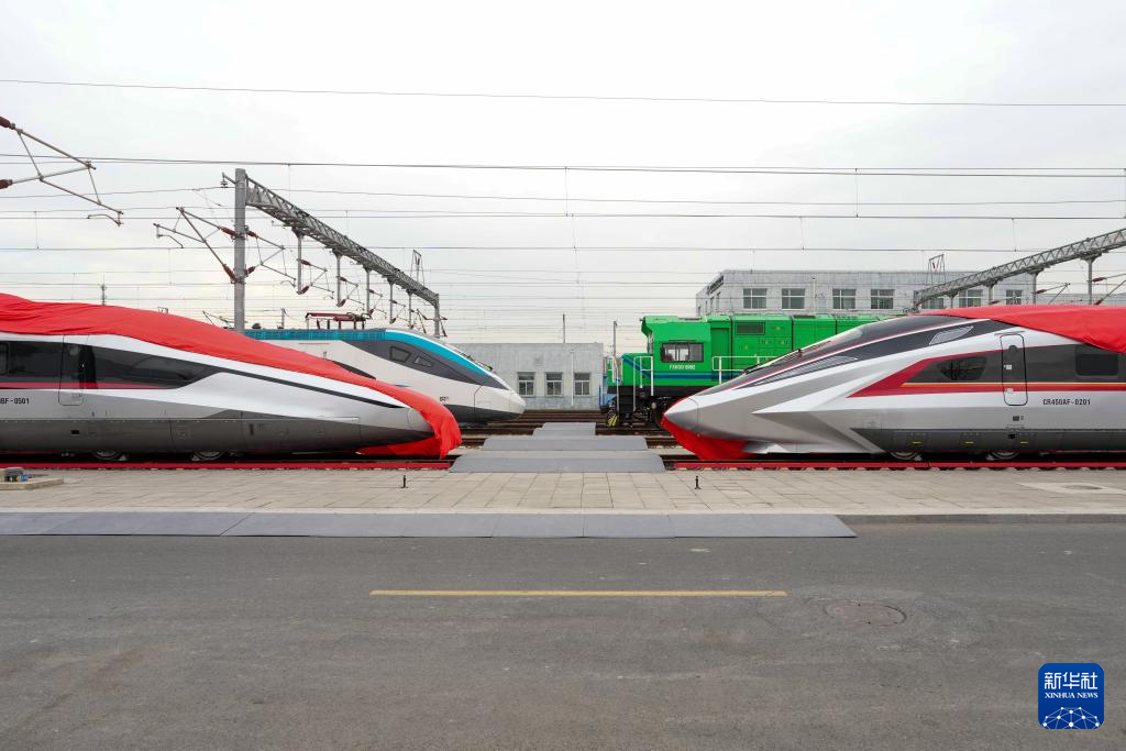 新华全媒＋丨时速400公里CR450动车组样车亮相 - 新华网客户端