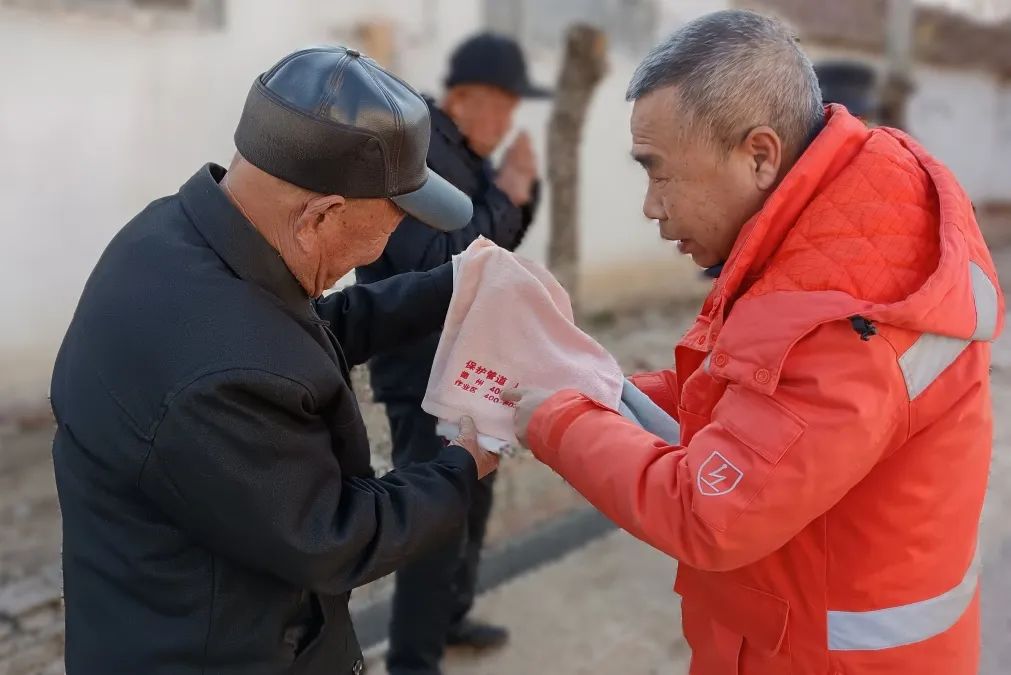 开工的你，莫忘节日坚守的TA - 新华网客户端